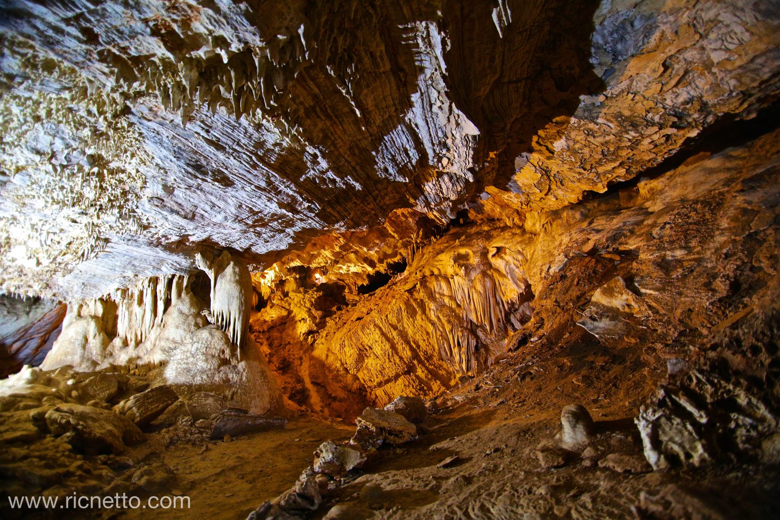 Gruta Catedral/Museu - Águas Turismo
